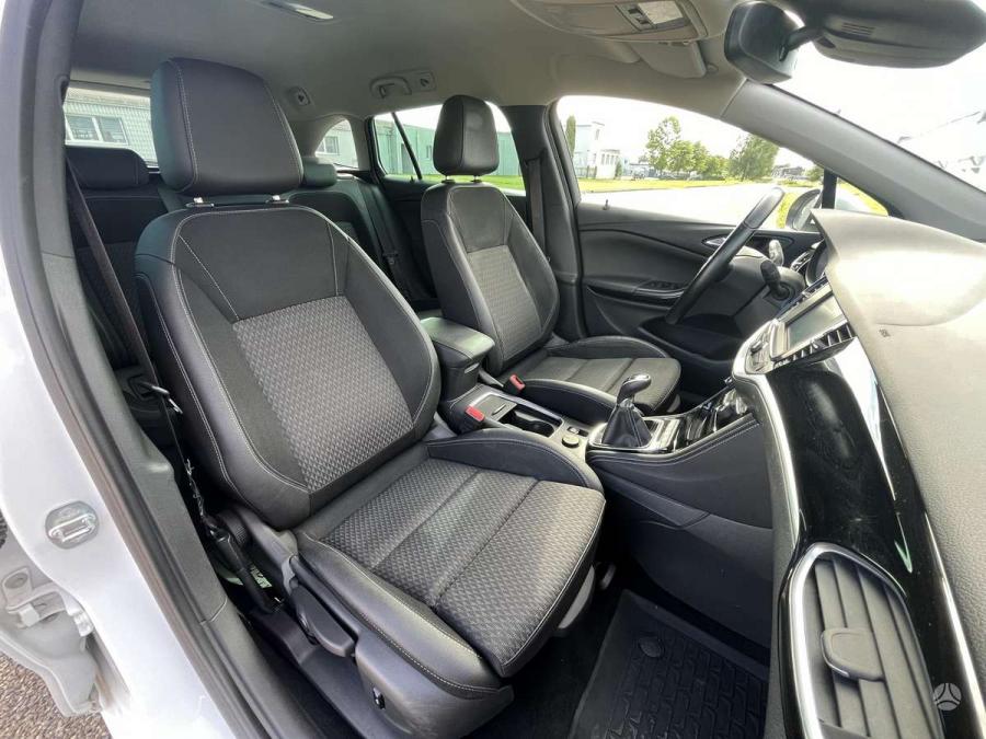 White Opel Astra 2016 in Taurage, with an engine capacity of 1.00 L and mileage of 188 thousand km for 4900 €, photo 11 on AUTOMOTO.COM.LV