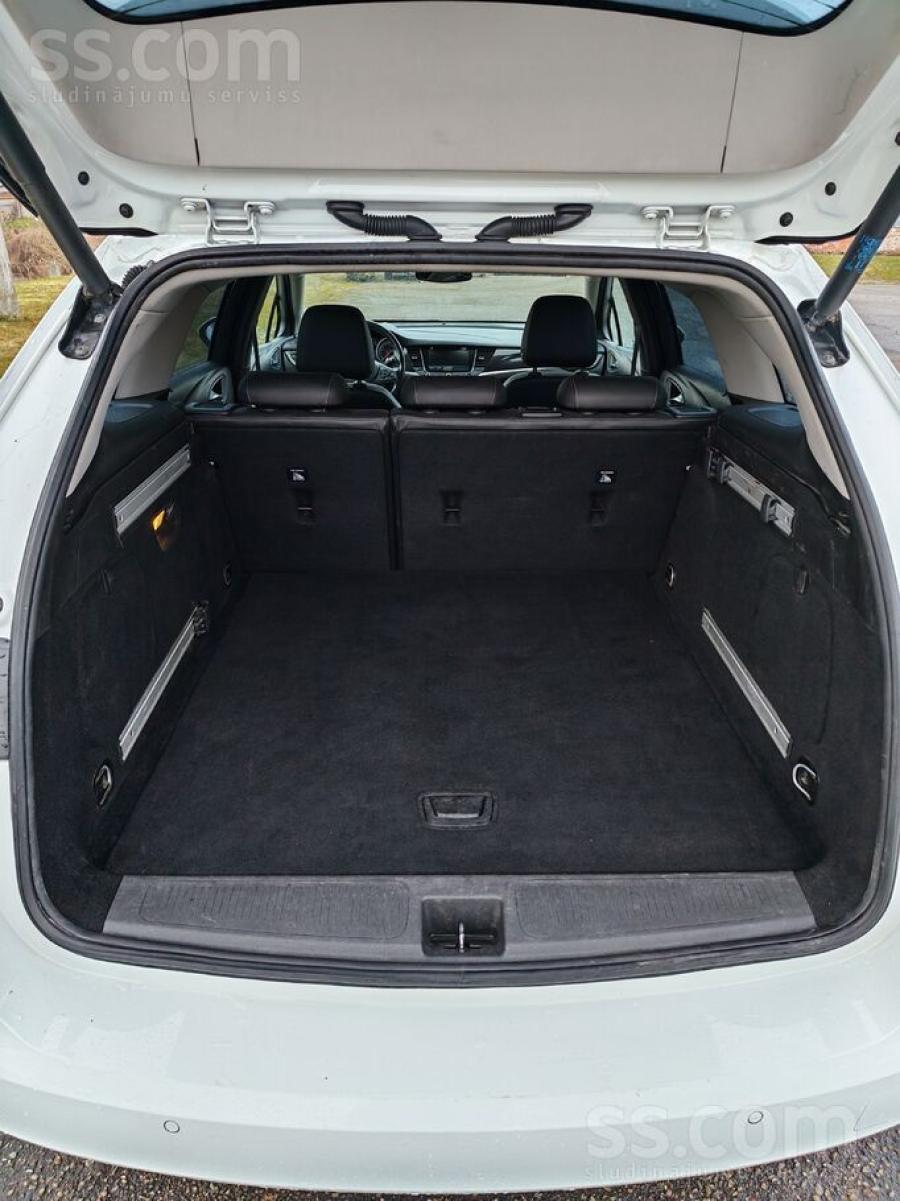 White Opel Astra 2016 in Riga, with an engine capacity of 1.60 L and mileage of 290 thousand km for 4950 €, photo 8 on AUTOMOTO.COM.LV