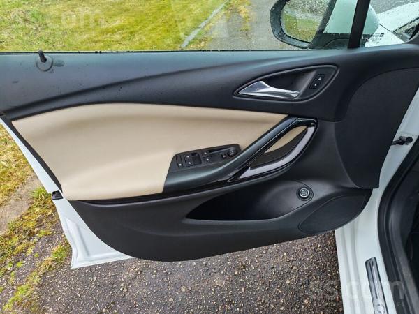 White Opel Astra 2016 in Riga, with an engine capacity of 1.60 L and mileage of 290 thousand km for 4950 €, photo 8 on AUTOMOTO.COM.LV