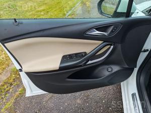 White Opel Astra 2016 in Riga, with an engine capacity of 1.60 L and mileage of 290 thousand km for 4950 €, photo 9 on AUTOMOTO.COM.LV