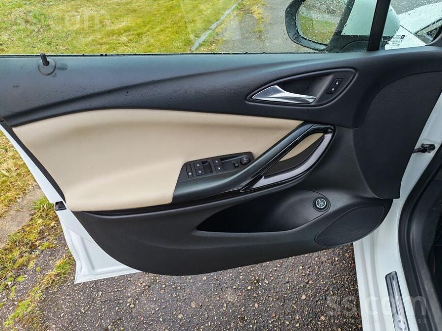 White Opel Astra 2016 in Riga, with an engine capacity of 1.60 L and mileage of 290 thousand km for 4950 €, photo 9 on AUTOMOTO.COM.LV