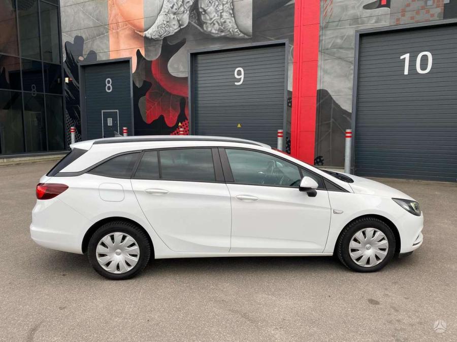 White Opel Astra 2016 in Kaunas, with an engine capacity of 1.60 L and mileage of 220 thousand km for 5499 €, photo 5 on AUTOMOTO.COM.LV