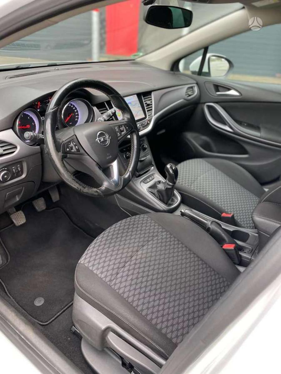 White Opel Astra 2016 in Kaunas, with an engine capacity of 1.60 L and mileage of 220 thousand km for 5499 €, photo 10 on AUTOMOTO.COM.LV