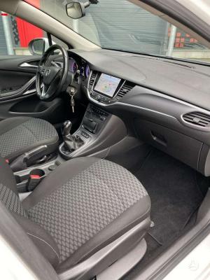 White Opel Astra 2016 in Kaunas, with an engine capacity of 1.60 L and mileage of 220 thousand km for 5499 €, photo 12 on AUTOMOTO.COM.LV
