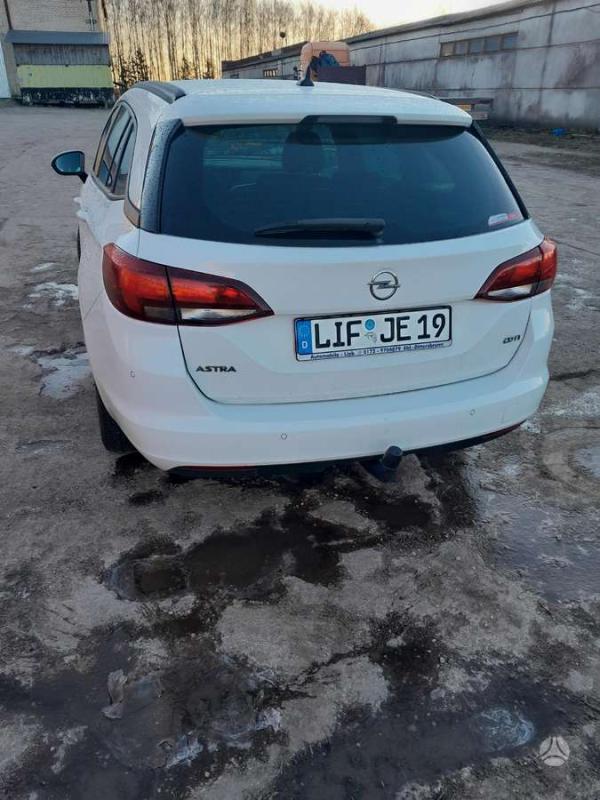 White Opel Astra 2017 in Kupiskis, with an engine capacity of 1.60 L and mileage of 194 thousand km for 4950 €, photo 3 on AUTOMOTO.COM.LV