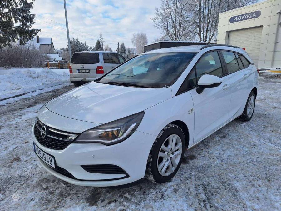 White Opel Astra 2017 in Kelme, with an engine capacity of 1.60 L and mileage of 202 thousand km for 4950 €, photo 1 on AUTOMOTO.COM.LV
