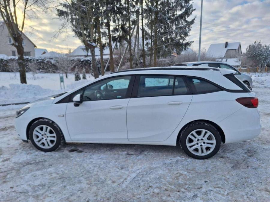 White Opel Astra 2017 in Kelme, with an engine capacity of 1.60 L and mileage of 202 thousand km for 4950 €, photo 2 on AUTOMOTO.COM.LV