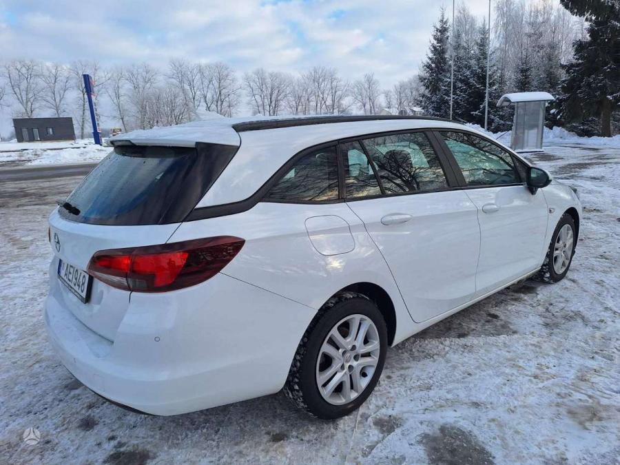 White Opel Astra 2017 in Kelme, with an engine capacity of 1.60 L and mileage of 202 thousand km for 4950 €, photo 3 on AUTOMOTO.COM.LV