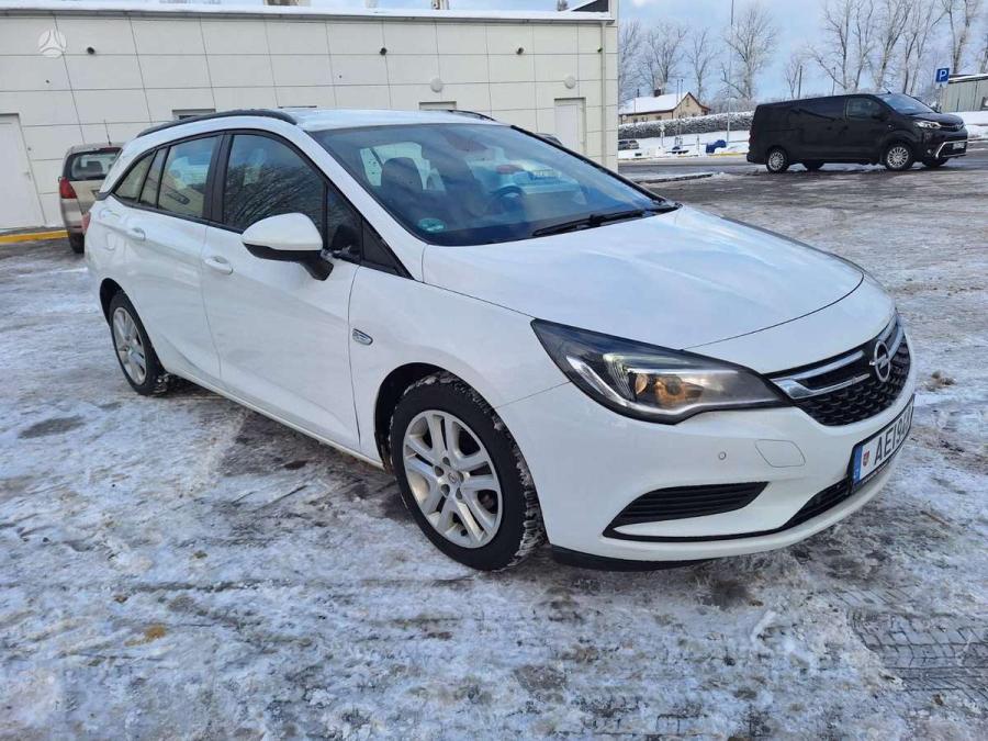 White Opel Astra 2017 in Kelme, with an engine capacity of 1.60 L and mileage of 202 thousand km for 4950 €, photo 4 on AUTOMOTO.COM.LV