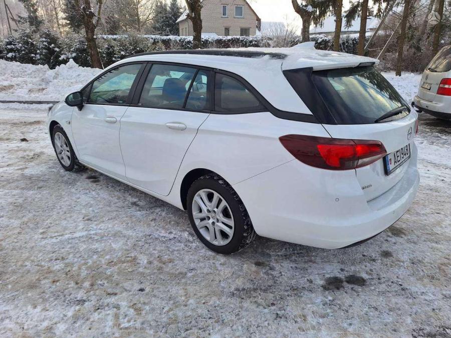 White Opel Astra 2017 in Kelme, with an engine capacity of 1.60 L and mileage of 202 thousand km for 4950 €, photo 5 on AUTOMOTO.COM.LV