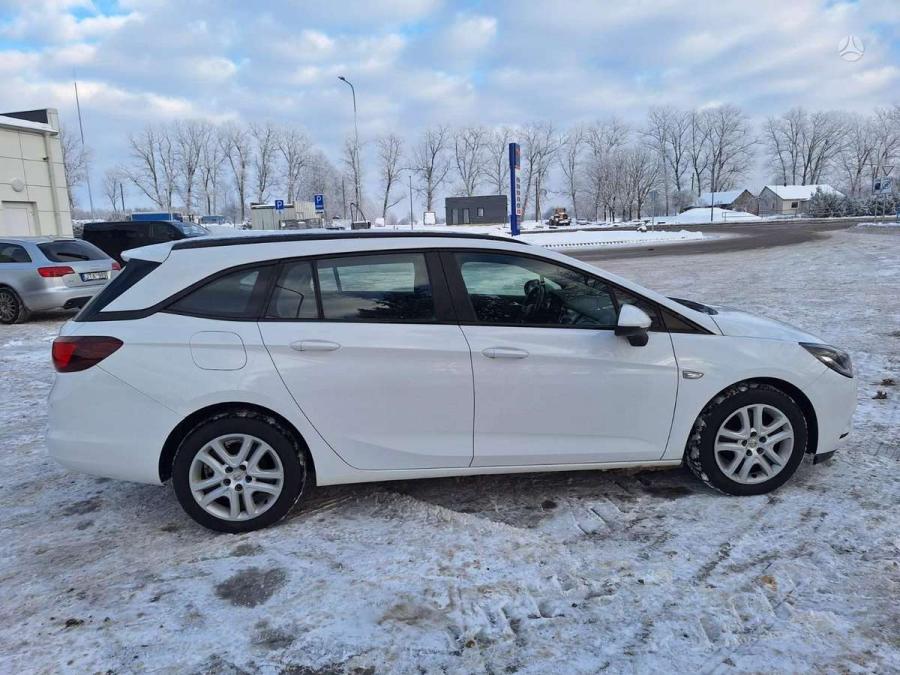 White Opel Astra 2017 in Kelme, with an engine capacity of 1.60 L and mileage of 202 thousand km for 4950 €, photo 6 on AUTOMOTO.COM.LV