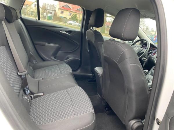 White Opel Astra 2017 in Riga, with an engine capacity of 1.60 L and mileage of 172 thousand km for 7950 €, photo 10 on AUTOMOTO.COM.LV