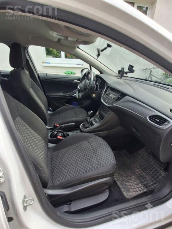 White Opel Astra 2017 in Riga, with an engine capacity of 1.60 L and mileage of 157 thousand km for 4000 €, photo 5 on AUTOMOTO.COM.LV