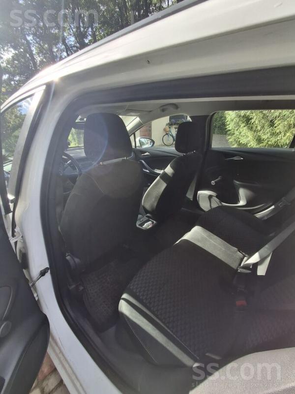 White Opel Astra 2017 in Riga, with an engine capacity of 1.60 L and mileage of 157 thousand km for 4000 €, photo 6 on AUTOMOTO.COM.LV