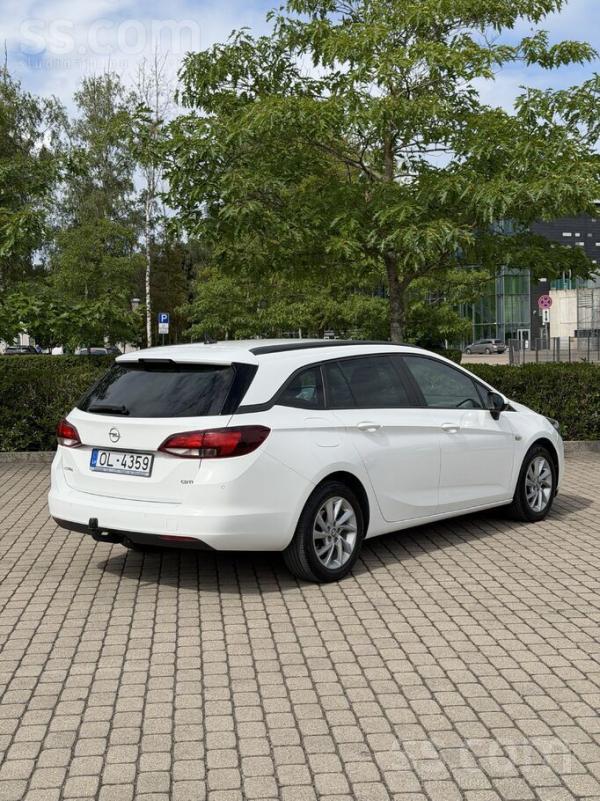 White Opel Astra 2017 in Jelgava, with an engine capacity of 1.60 L and mileage of 206 thousand km for 5600 €, photo 4 on AUTOMOTO.COM.LV
