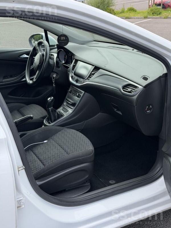 White Opel Astra 2017 in Jelgava, with an engine capacity of 1.60 L and mileage of 206 thousand km for 5600 €, photo 10 on AUTOMOTO.COM.LV