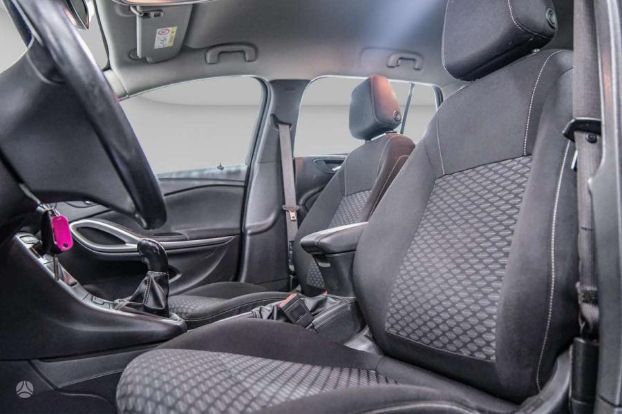 White Opel Astra 2017 in Kaunas, with an engine capacity of 1.60 L and mileage of 208 thousand km for 5700 €, photo 8 on AUTOMOTO.COM.LV