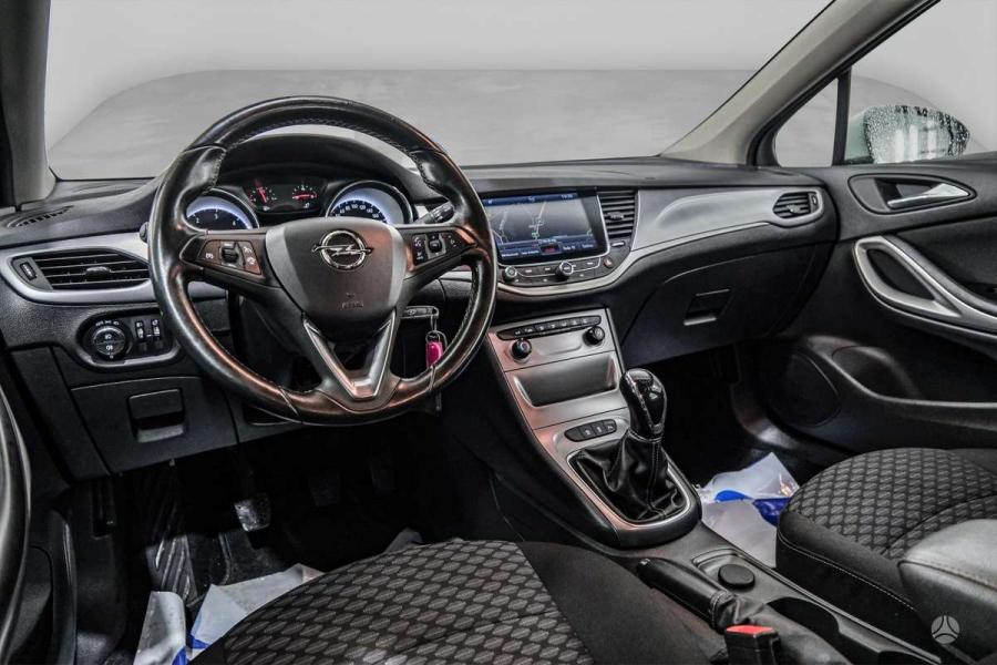 White Opel Astra 2017 in Kaunas, with an engine capacity of 1.60 L and mileage of 208 thousand km for 5700 €, photo 9 on AUTOMOTO.COM.LV