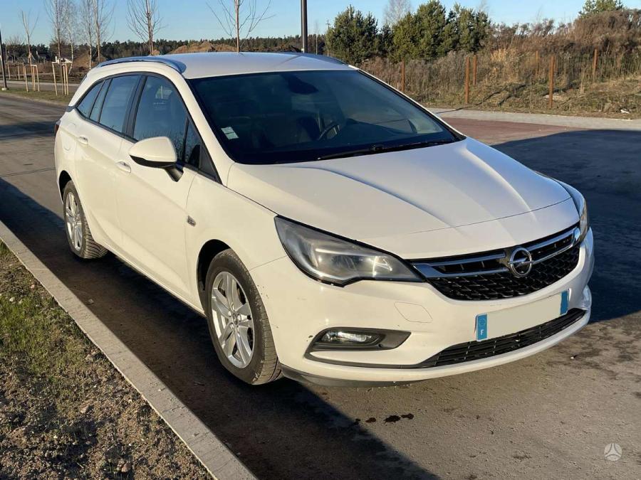 White Opel Astra 2018 in Taurage, with an engine capacity of 1.60 L and mileage of 289 thousand km for 4200 €, photo 5 on AUTOMOTO.COM.LV