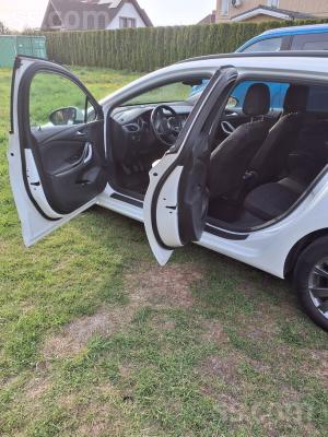 White Opel Astra 2018 in Riga, with an engine capacity of 1.60 L and mileage of 242 thousand km for 4999 €, photo 6 on AUTOMOTO.COM.LV