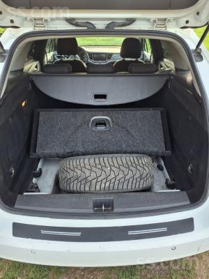 White Opel Astra 2018 in Riga, with an engine capacity of 1.60 L and mileage of 242 thousand km for 4999 €, photo 7 on AUTOMOTO.COM.LV