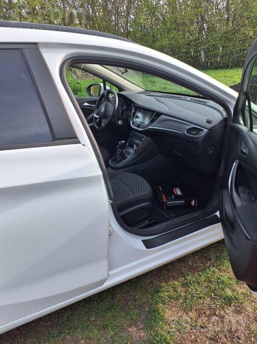 White Opel Astra 2018 in Riga, with an engine capacity of 1.60 L and mileage of 242 thousand km for 4999 €, photo 9 on AUTOMOTO.COM.LV
