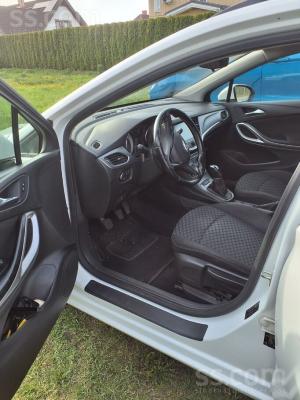 White Opel Astra 2018 in Riga, with an engine capacity of 1.60 L and mileage of 242 thousand km for 4999 €, photo 10 on AUTOMOTO.COM.LV