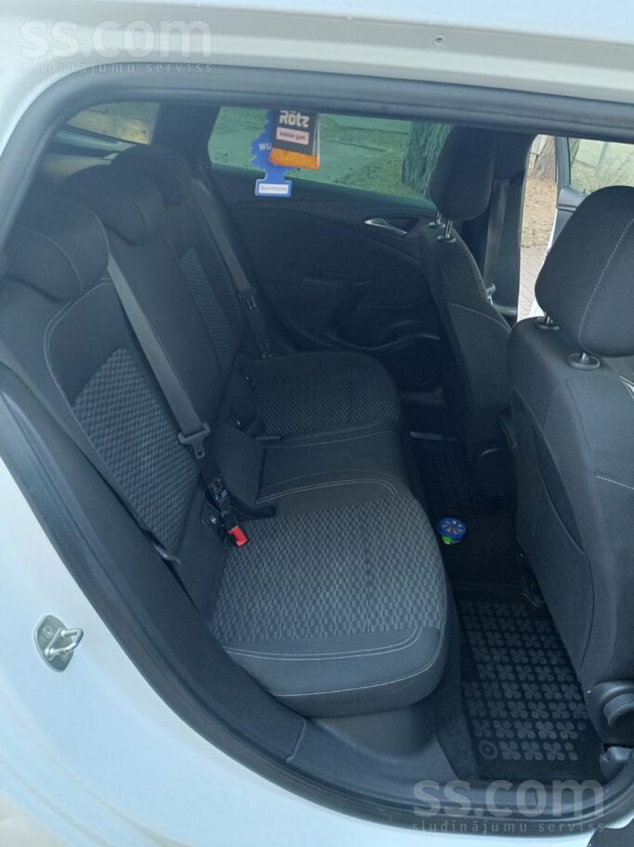 White Opel Astra 2018 in Limbazi, with an engine capacity of 1.60 L and mileage of 250 thousand km for 6600 €, photo 15 on AUTOMOTO.COM.LV