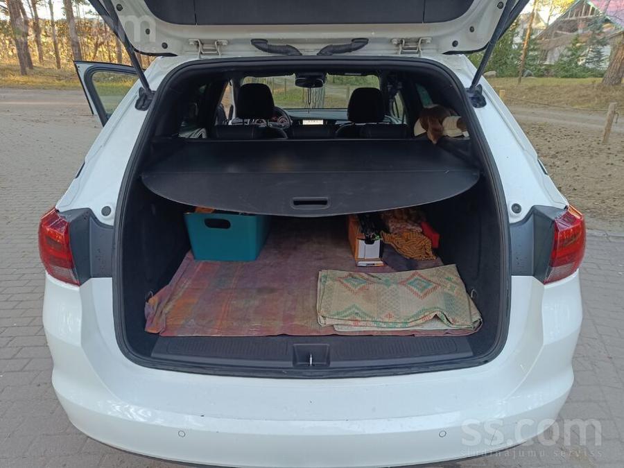 White Opel Astra 2018 in Limbazi, with an engine capacity of 1.60 L and mileage of 250 thousand km for 6600 €, photo 17 on AUTOMOTO.COM.LV
