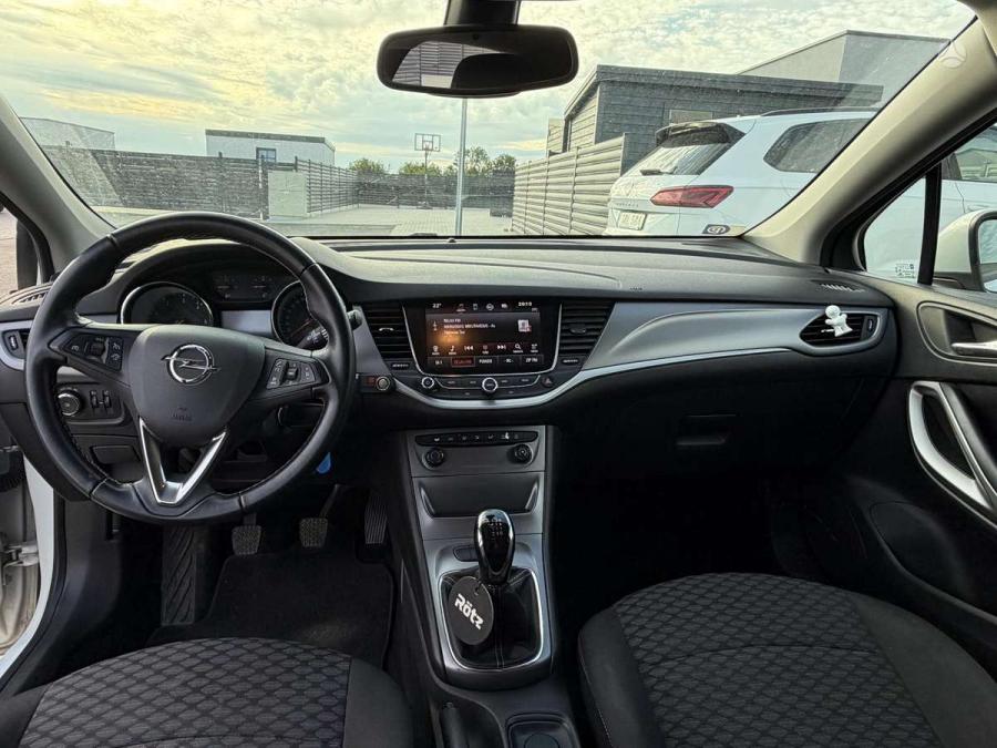 White Opel Astra 2018 in Siauliai, with an engine capacity of 1.60 L and mileage of 230 thousand km for 6550 €, photo 4 on AUTOMOTO.COM.LV