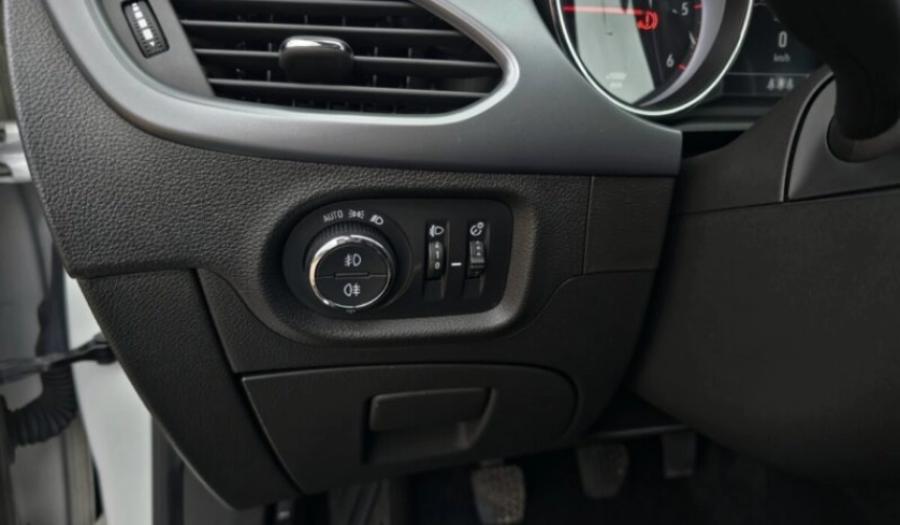 Balts Opel Astra 2018 Rīga, ar dzinēja tilpumu 1.60 L un nobraukumu 176 tūkst. km par 7990 €, foto 11 vietnē AUTOMOTO.COM.LV