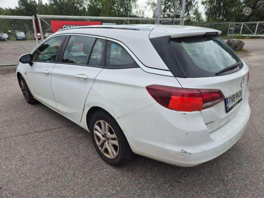 White Opel Astra 2018 in Panevezys, with an engine capacity of 1.60 L and mileage of 300 thousand km for 4590 €, photo 4 on AUTOMOTO.COM.LV