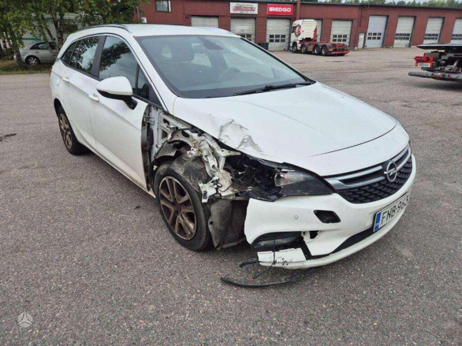 White Opel Astra 2018 in Panevezys, with an engine capacity of 1.60 L and mileage of 300 thousand km for 4590 €, photo 5 on AUTOMOTO.COM.LV