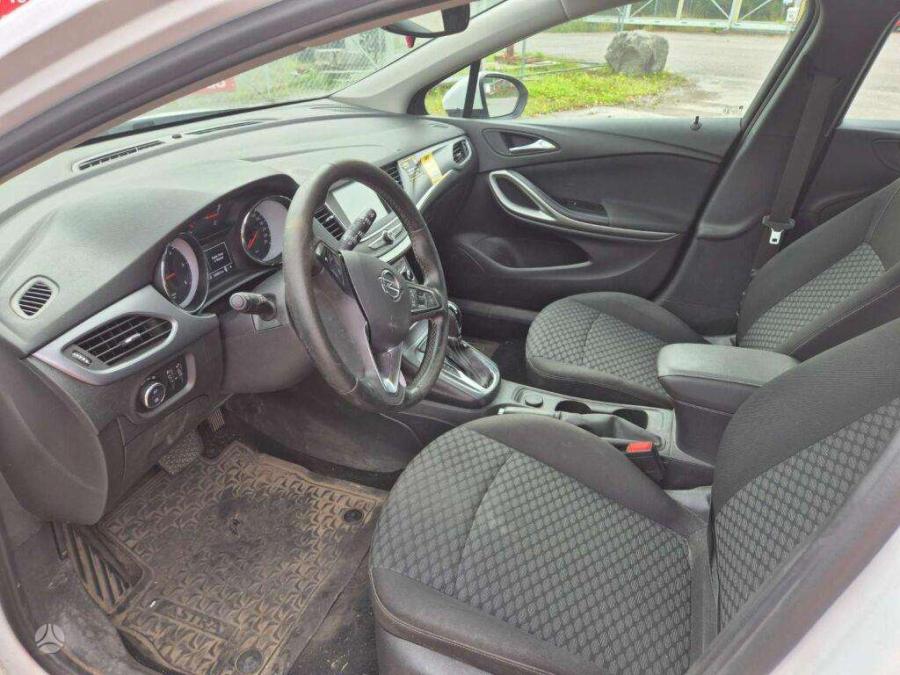White Opel Astra 2018 in Panevezys, with an engine capacity of 1.60 L and mileage of 300 thousand km for 4590 €, photo 6 on AUTOMOTO.COM.LV