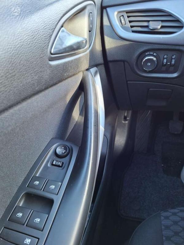 White Opel Astra 2019 in Ukmerge, with an engine capacity of 1.00 L and mileage of 154 thousand km for 5950 €, photo 9 on AUTOMOTO.COM.LV