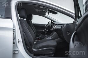 White Opel Astra 2021 in Riga, with an engine capacity of 1.50 L and mileage of 151 thousand km for 9450 €, photo 10 on AUTOMOTO.COM.LV