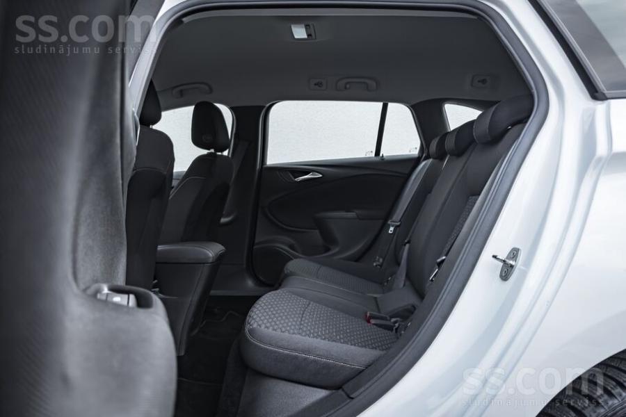 White Opel Astra 2021 in Riga, with an engine capacity of 1.50 L and mileage of 151 thousand km for 9450 €, photo 11 on AUTOMOTO.COM.LV