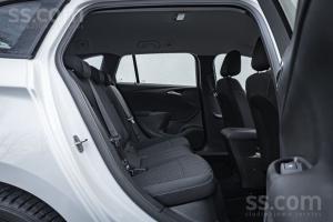 White Opel Astra 2021 in Riga, with an engine capacity of 1.50 L and mileage of 151 thousand km for 9450 €, photo 12 on AUTOMOTO.COM.LV
