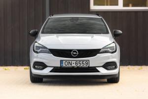 White Opel Astra 2021 in Jelgava, with an engine capacity of 1.40 L and mileage of 156 thousand km for 10900 €, photo 4 on AUTOMOTO.COM.LV