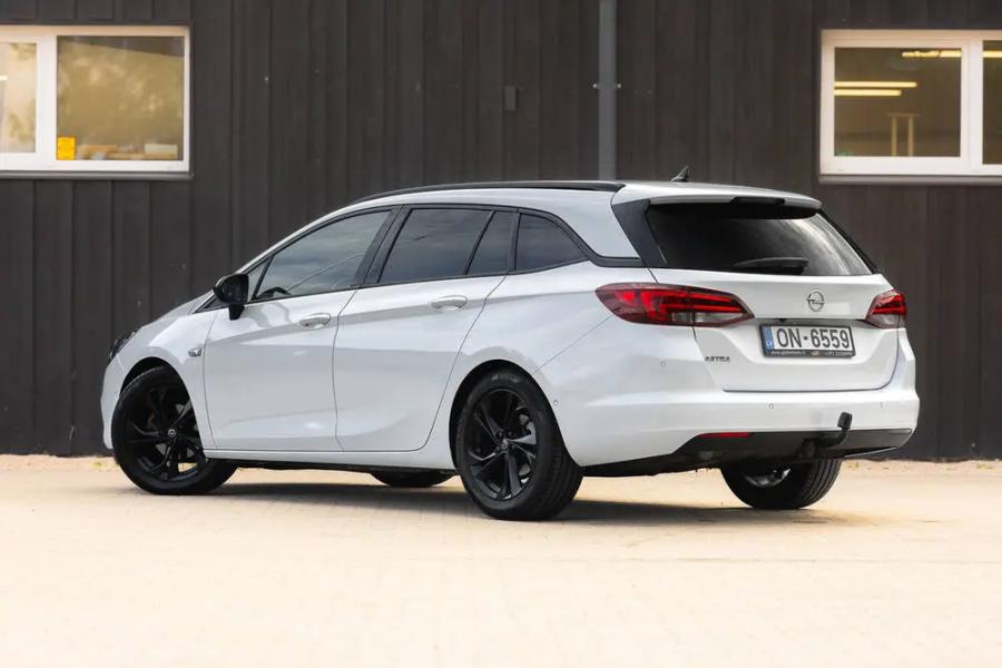 White Opel Astra 2021 in Jelgava, with an engine capacity of 1.40 L and mileage of 156 thousand km for 10900 €, photo 5 on AUTOMOTO.COM.LV