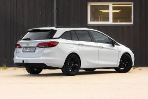 White Opel Astra 2021 in Jelgava, with an engine capacity of 1.40 L and mileage of 156 thousand km for 10900 €, photo 6 on AUTOMOTO.COM.LV