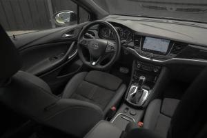 White Opel Astra 2021 in Jelgava, with an engine capacity of 1.40 L and mileage of 156 thousand km for 10900 €, photo 8 on AUTOMOTO.COM.LV