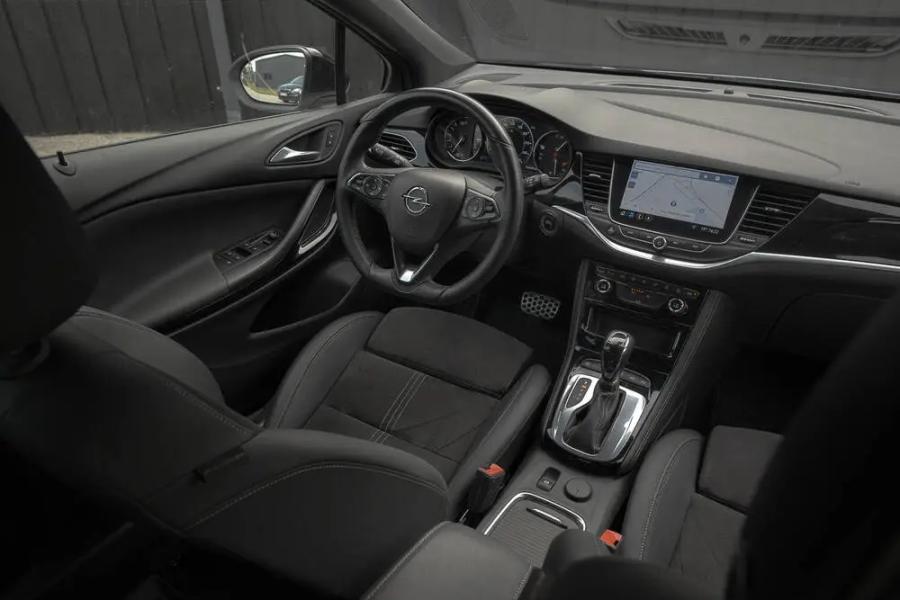 White Opel Astra 2021 in Jelgava, with an engine capacity of 1.40 L and mileage of 156 thousand km for 10900 €, photo 8 on AUTOMOTO.COM.LV