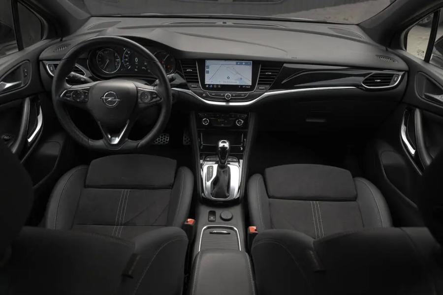 White Opel Astra 2021 in Jelgava, with an engine capacity of 1.40 L and mileage of 156 thousand km for 10900 €, photo 9 on AUTOMOTO.COM.LV