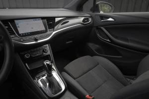 White Opel Astra 2021 in Jelgava, with an engine capacity of 1.40 L and mileage of 156 thousand km for 10900 €, photo 12 on AUTOMOTO.COM.LV