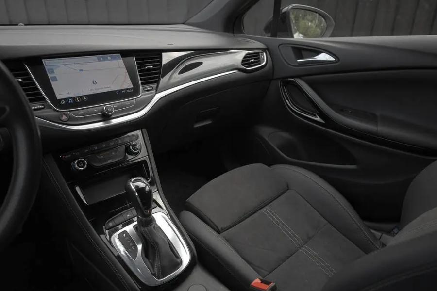 White Opel Astra 2021 in Jelgava, with an engine capacity of 1.40 L and mileage of 156 thousand km for 10900 €, photo 12 on AUTOMOTO.COM.LV