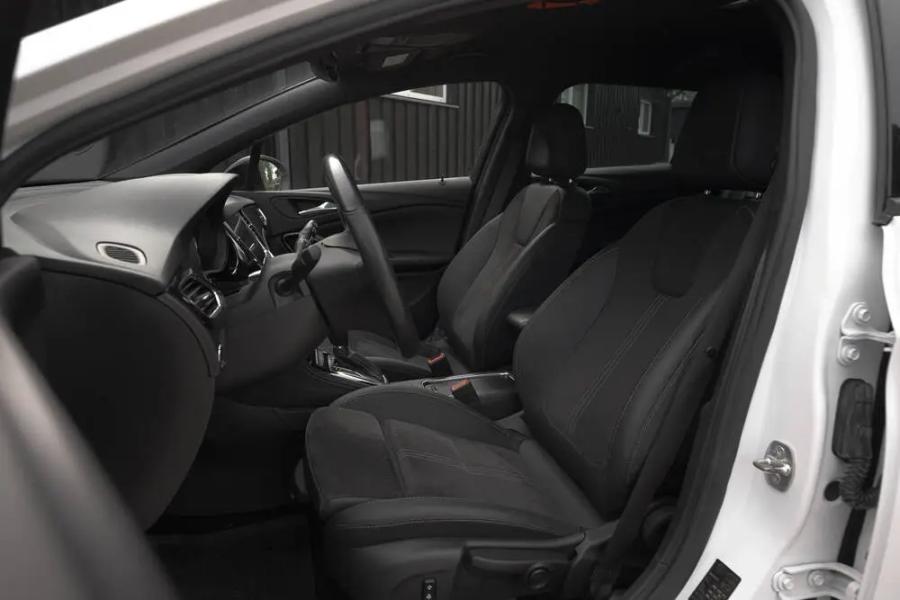 White Opel Astra 2021 in Jelgava, with an engine capacity of 1.40 L and mileage of 156 thousand km for 10900 €, photo 16 on AUTOMOTO.COM.LV