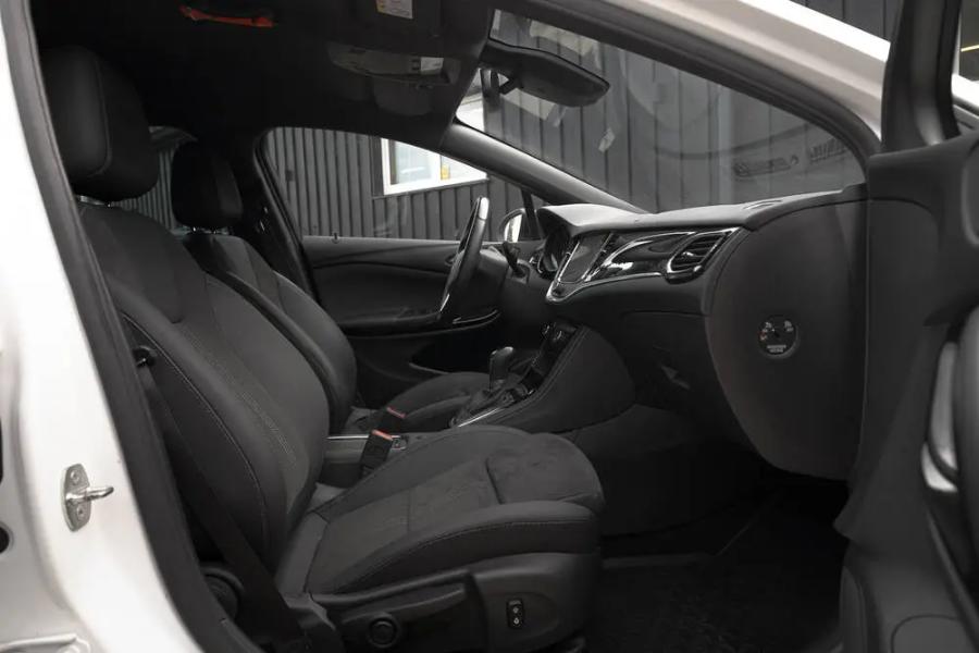 White Opel Astra 2021 in Jelgava, with an engine capacity of 1.40 L and mileage of 156 thousand km for 10900 €, photo 17 on AUTOMOTO.COM.LV