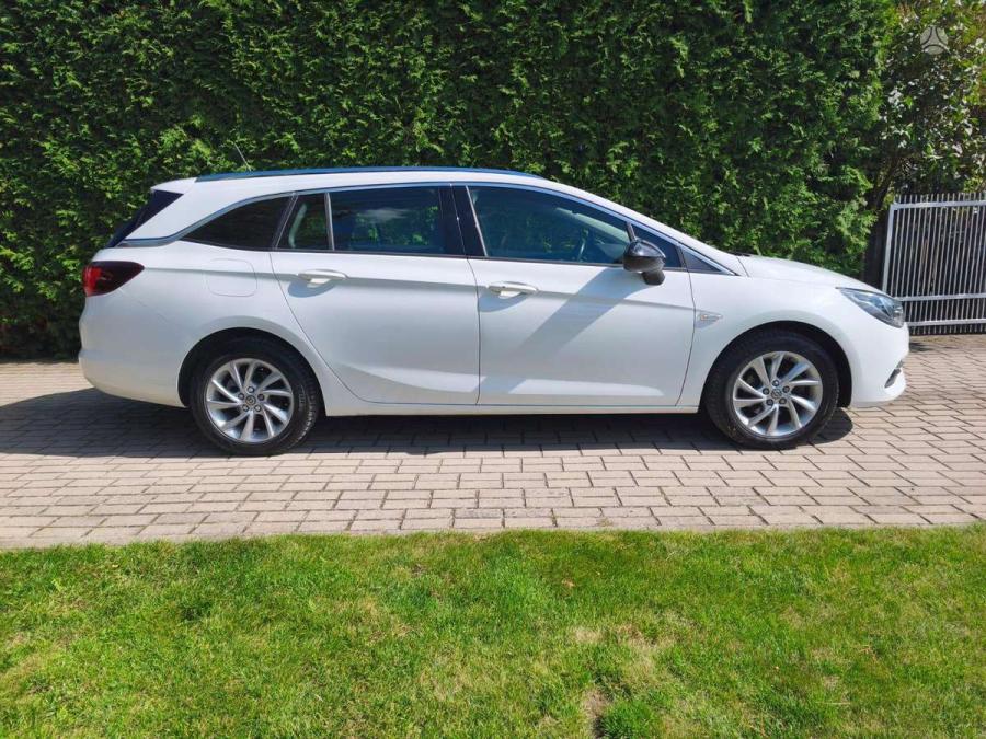 White Opel Astra 2022 in Kalvarija, with an engine capacity of 1.34 L and mileage of 101 thousand km for 11556 €, photo 5 on AUTOMOTO.COM.LV