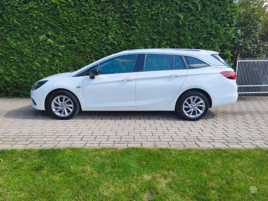 White Opel Astra 2022 in Kalvarija, with an engine capacity of 1.34 L and mileage of 101 thousand km for 11556 €, photo 6 on AUTOMOTO.COM.LV